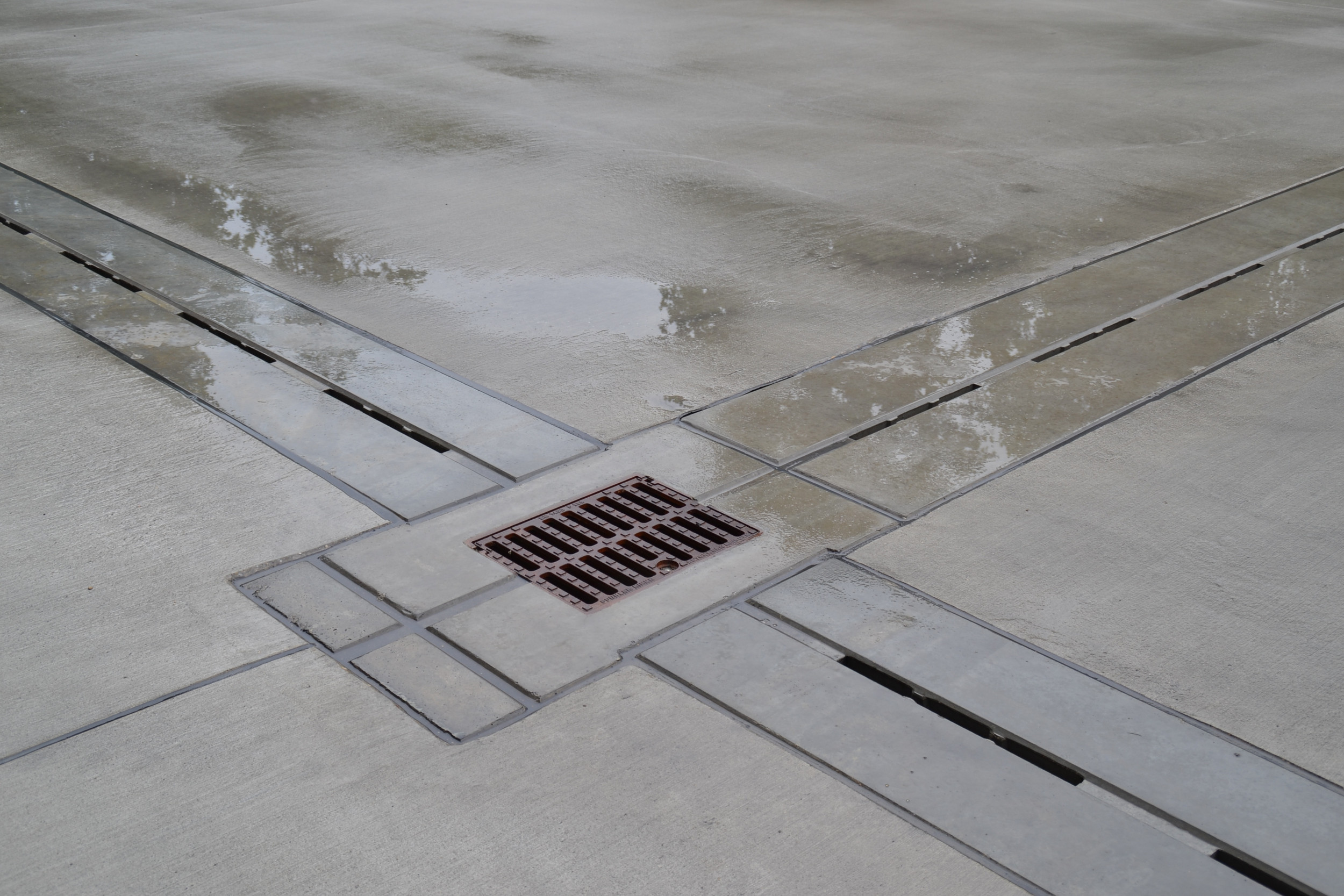 ACO Pfuhler: Entwässerungssysteme & Stahlbetonschlitzrinnen